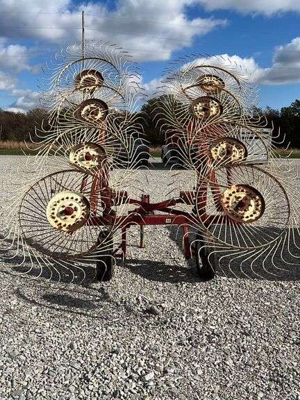 New Idea 8-Wheel Hay Rake - Langham Auctioneers