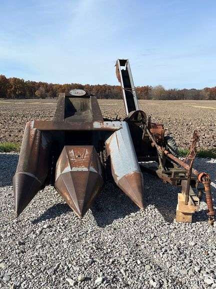 New Idea 2-Row Wide Corn Picker - Langham Auctioneers