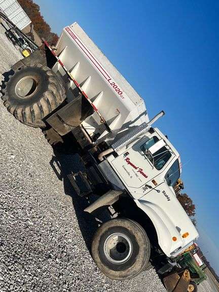 1989 International Fertilizer Truck - Langham Auctioneers