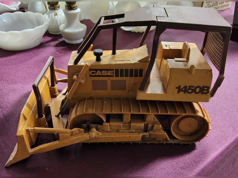 Toy Case 1450B diecast dozer - Lindsay Auctions & Realty LLC
