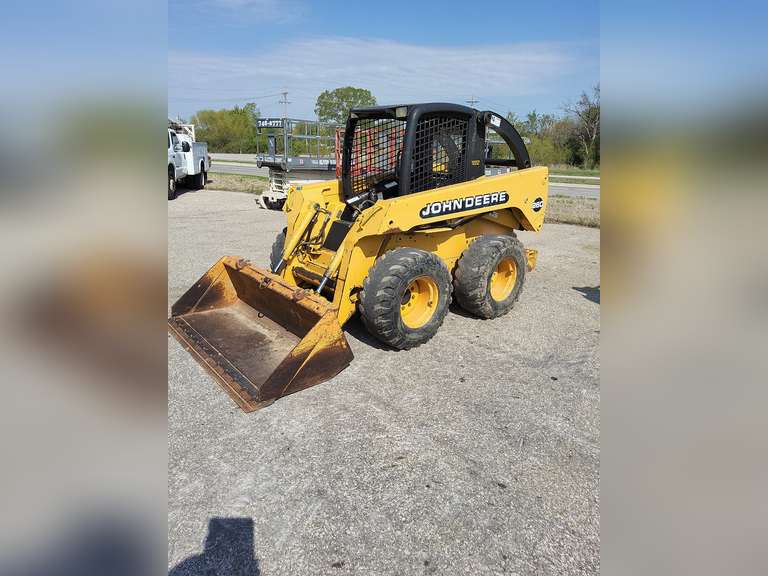 JD skid steer Model 260 (1204 hrs), (needs new tires, RUNS/OPERATES ...