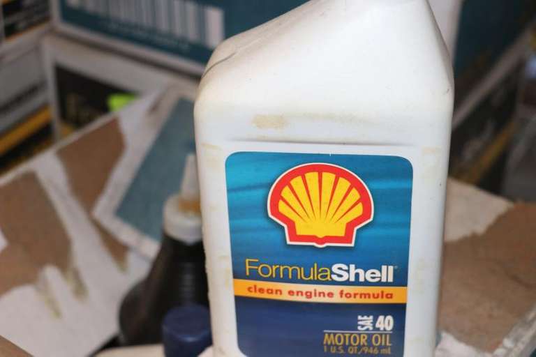 BOX OF FORMULA SHELL SAE 40 MOTOR OIL - Lawler Auction Company