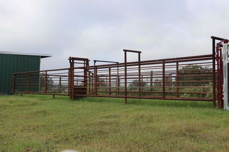Cattle Working Corral System with Ally. - Lawler Auction Company