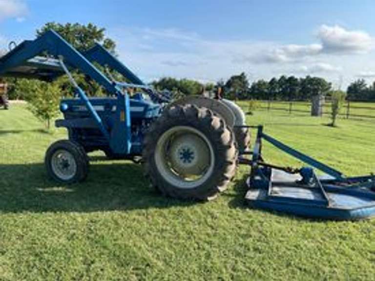 Ford 2600 Tractor w/ Shredder Tractor - Leap Auctions, LLC