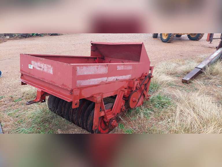 Bermuda King 2 Row Sprigger - Leap Auctions, LLC