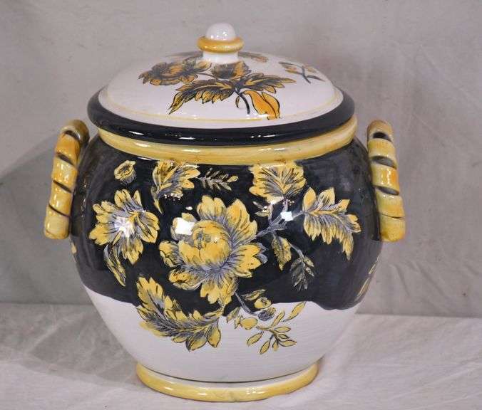 Decorative ceramic container with lid; 68-751C - R.H. Lee & Co. Auctioneers