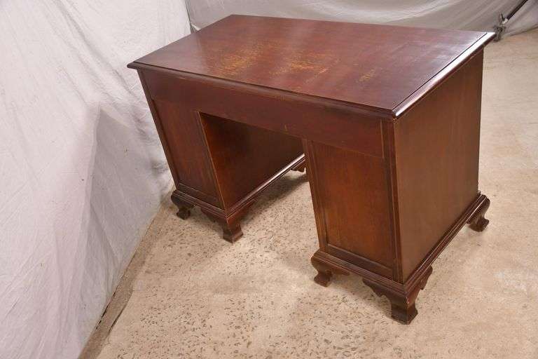 Kling mahogany kneehole desk with fluted columns; 74-9780 - R.H. Lee ...