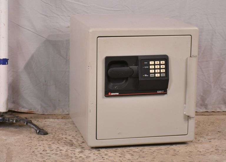 Sentry "Model S3517" safe with digital combination pad; 621-107 - R.H ...