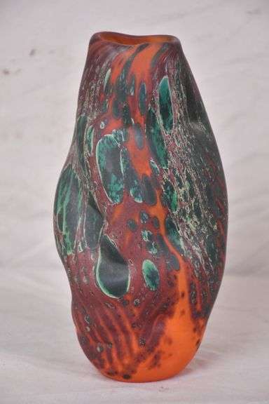 One Eared Cow small art glass vase; 13881-G055 - R.H. Lee & Co. Auctioneers