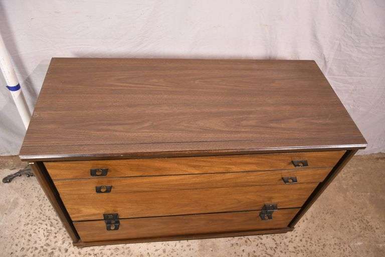 Formica 3 drawer dresser; 55-9763B - R.H. Lee & Co. Auctioneers
