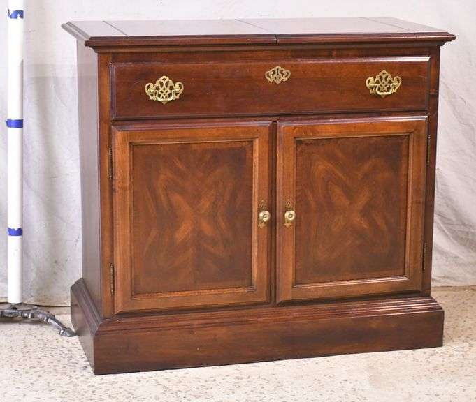 American Drew cherry flip-top server; 68-3175 - R.H. Lee & Co. Auctioneers