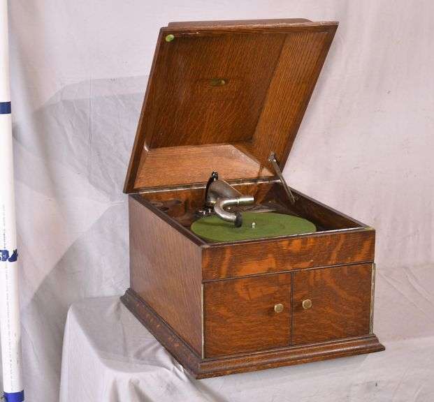Victor table-top Victrola with oak case; 13024-520 - R.H. Lee & Co ...