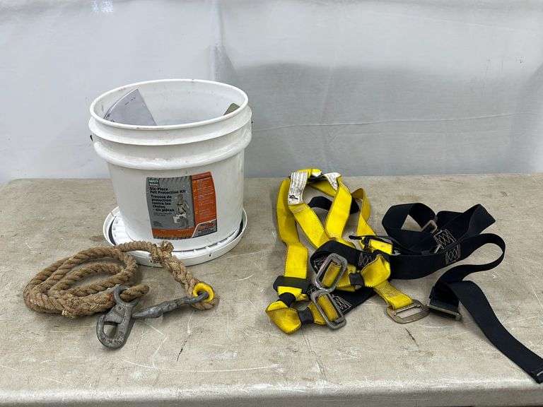 Safety harness & lanyards - Lee Real Estate & Auction Service