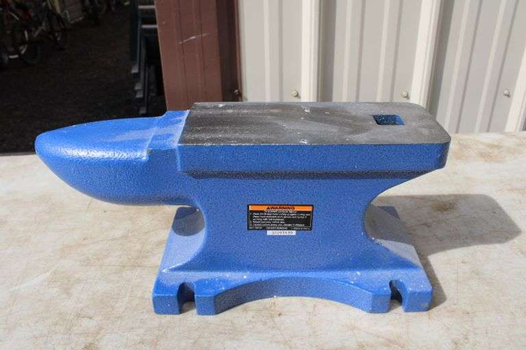 New Central Forge anvil & hammer - Lee Real Estate & Auction Service