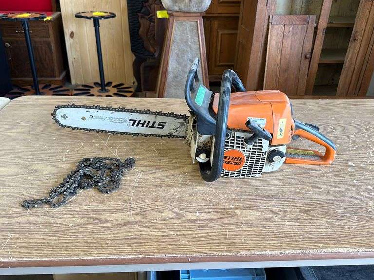 Stihl MS250 Chain Saw - Lee Real Estate & Auction Service
