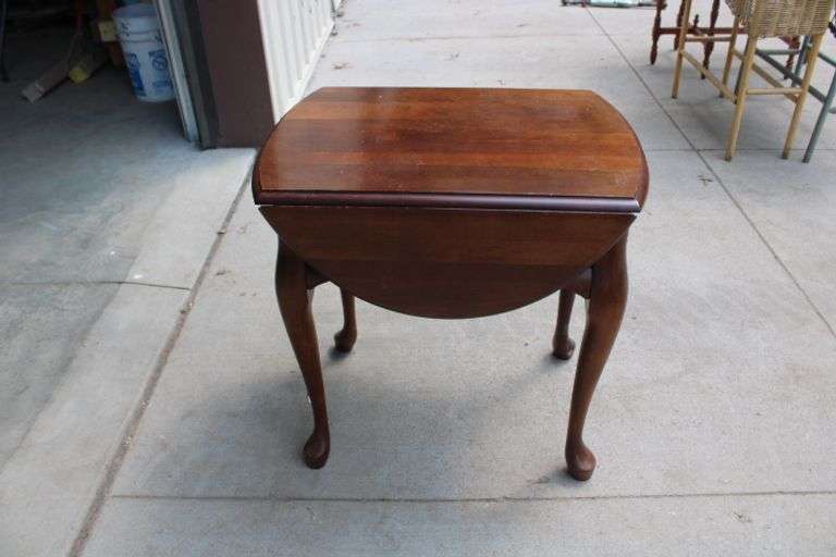 Drop leaf end table - Lee Real Estate & Auction Service