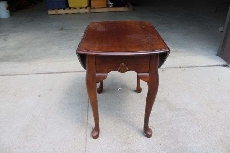 Drop leaf end table - Lee Real Estate & Auction Service
