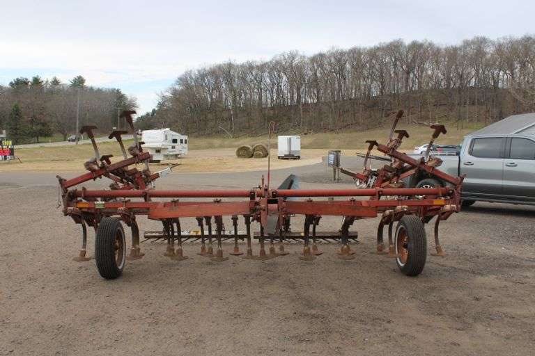 International field digger - Lee Real Estate & Auction Service