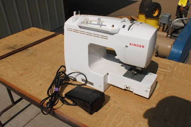 Singer portable sewing machine - Lee Real Estate & Auction Service