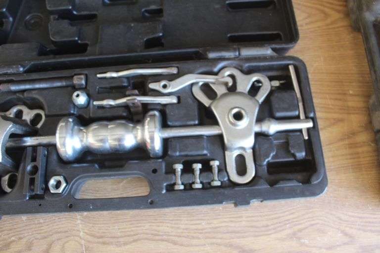 Matco 9 way slide hammer puller set w/case - Lee Real Estate & Auction ...