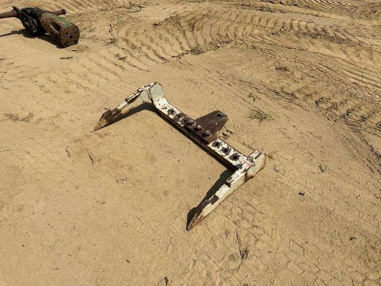 IH 806 Fast Hitch Draw Bar - Lee Real Estate & Auction Service