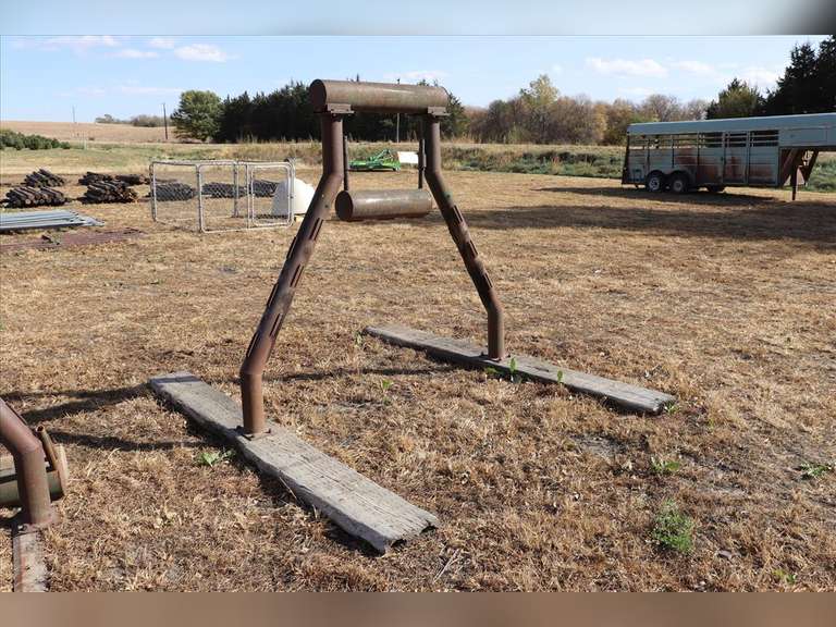 Cattle oiler with 1 tank - Adam Marshall Land & Auction, LLC