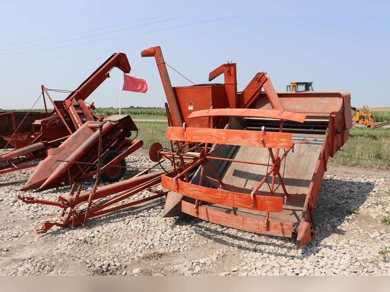 Allis-Chalmers Combine - Adam Marshall Land & Auction, LLC