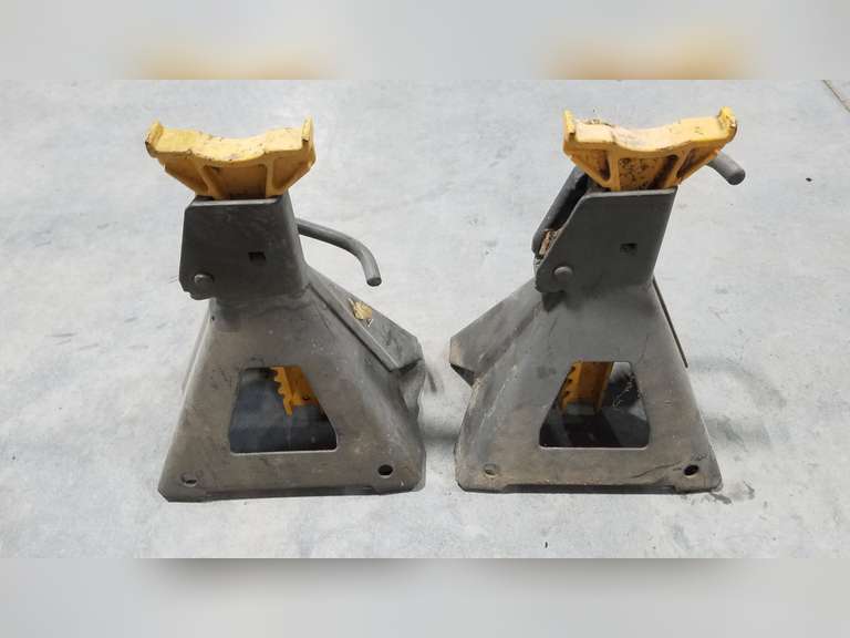 (2) John Deere 3 Ton Jack Stands - Adam Marshall Land & Auction, LLC