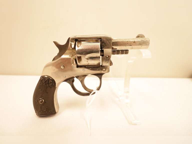 H & R Young America Double Action Revolver - 32 S&W - SN: 2799 - Adam ...