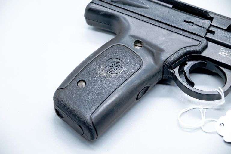 Smith & Wesson Model 22A Pistol - 22 LR - W/One Extra Magazine & Box ...