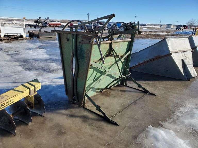 Powder River Calf Table Chute - Adam Marshall Land & Auction, LLC
