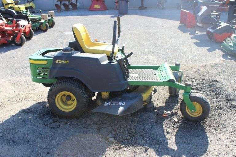 John Deere Z225 Zero Turn Mower - Matthews Auctioneers
