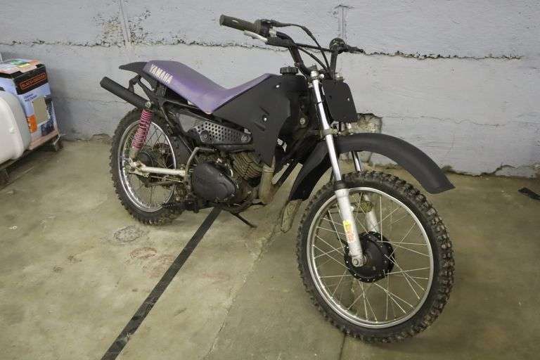 Yamaha 100cc 2 stroke dirt bike (Has a small gas leak)- Read ...