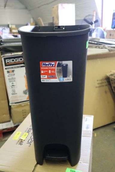 Hefty lockable step on 12 gal trash can - Matthews Auctioneers