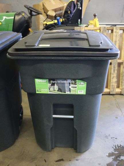 Toter 96 gal rolling trash can - Matthews Auctioneers