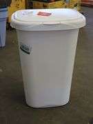 Rubbermaid 13 gal oval touch top - Has been used - Matthews Auctioneers
