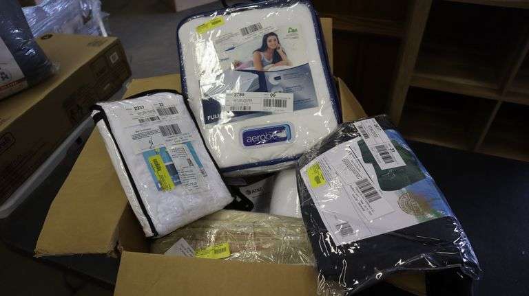 Group lot of assorted items - These items are SOLD AS-IS. - Matthews Auctioneers