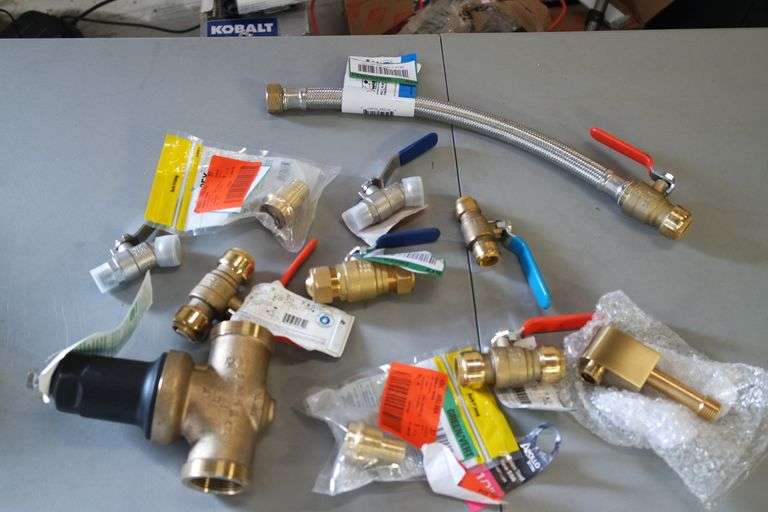 GROUP LOT OF ASSORTED ITEMS BALL VALVES - Matthews Auctioneers