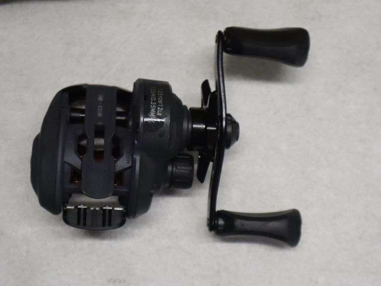Quantum invade baitcaster reel - Matthews Auctioneers