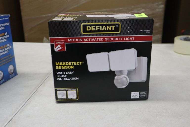 Defiant motion activated security light - Matthews Auctioneers
