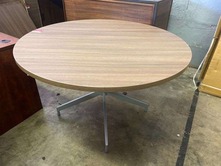 4ft round Table - Matthews Auctioneers