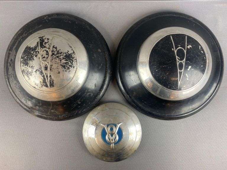 Group of 3 Ford V8 Hubcaps - Matthew Bullock Auctioneers