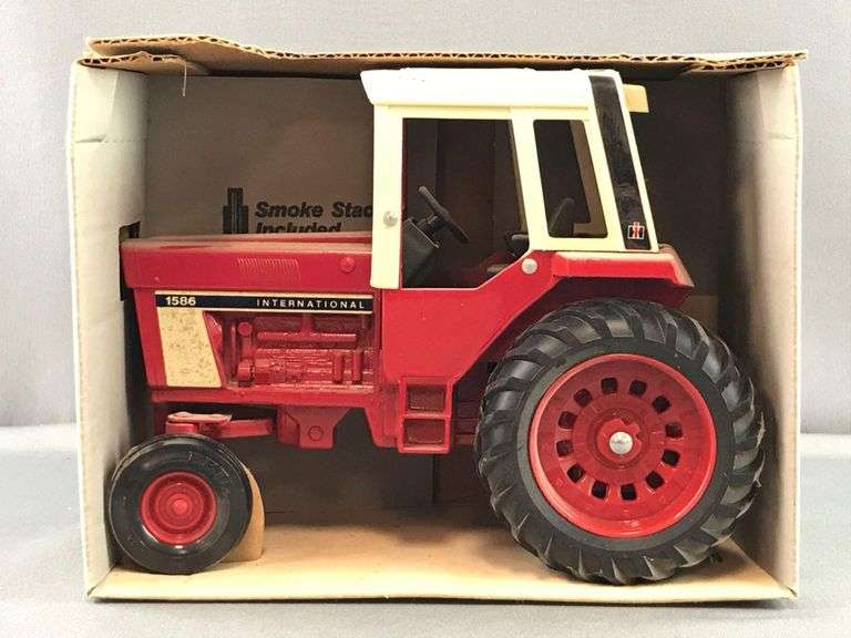 Ertl International 1586 die-cast tractor - Matthew Bullock Auctioneers