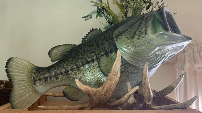 Largemouth bass plastic statue - Matthew Bullock Auctioneers