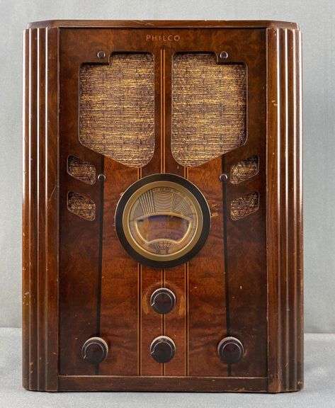 Philco Model 38-89 6 Tube Upright Radio - Matthew Bullock Auctioneers