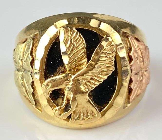 10K Black hills Gold Eagle Onyx Ring - Matthew Bullock Auctioneers