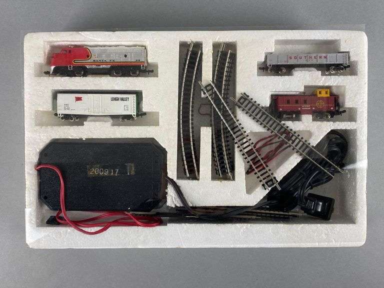 Bachmann Silver Chief N Scale Train Set - Matthew Bullock Auctioneers