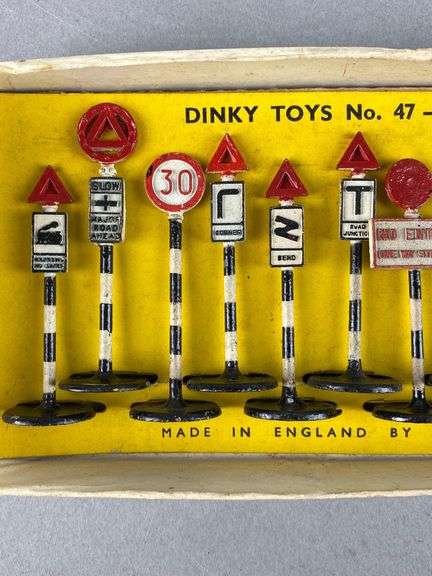 Set of Dinky Toys Road Signs #47 - Matthew Bullock Auctioneers