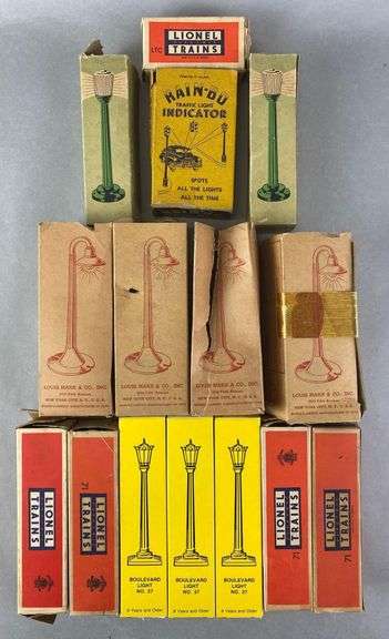 Group of O Gauge Lamp Posts & Traffic Light - Matthew Bullock Auctioneers