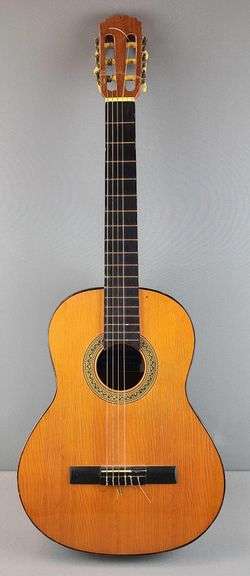 Suspiro Classical Acoustic Guitar - Matthew Bullock Auctioneers